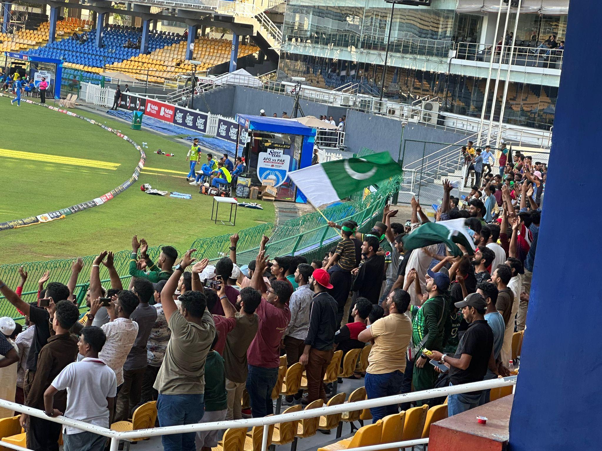 Crowd appreciating Rizwan fifty | PakPassion.net