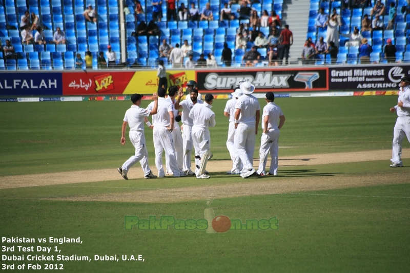 England celebrate a wicket | PakPassion.net