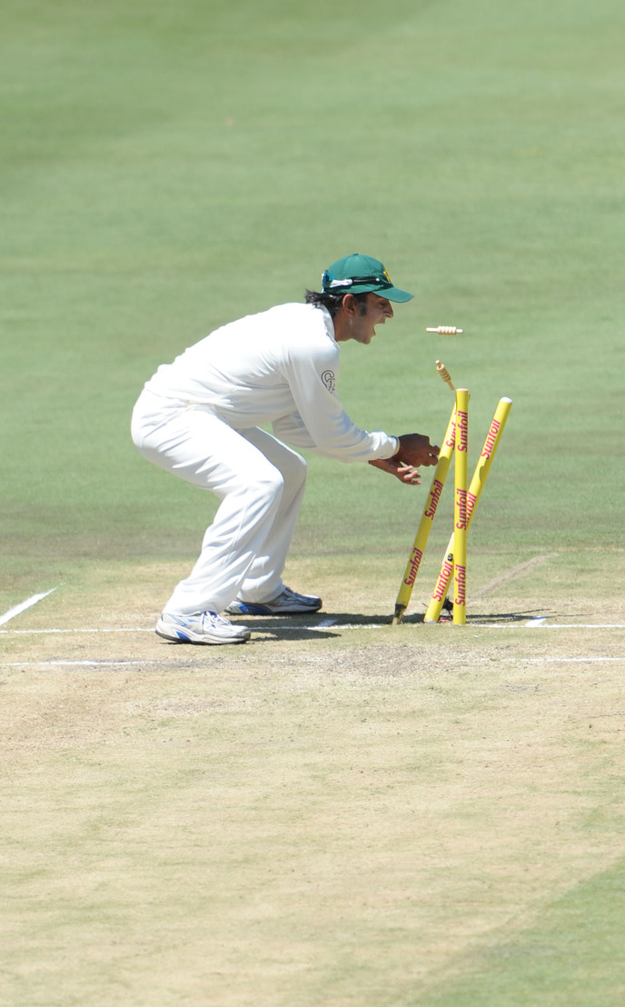 Faisal Iqbal dismantles the stumps for a run out | PakPassion.net