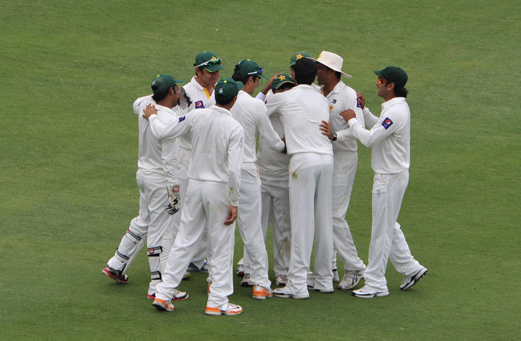 Pakistan team celebrate a wicket | PakPassion.net