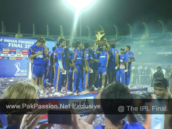 Rajasthan Royals Lift the IPL 2008 Trophy | PakPassion.net