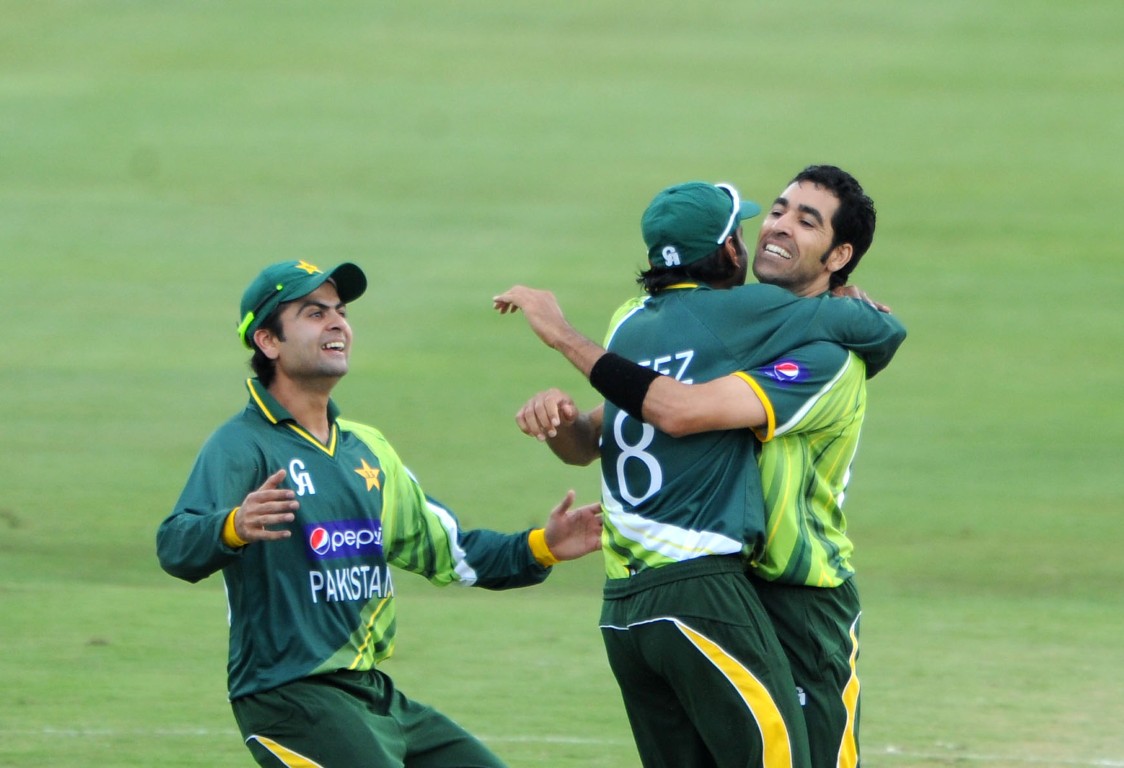 Umar Gul, Mohammad Hafeez, and Ahmed Shehzad celebrate | PakPassion.net